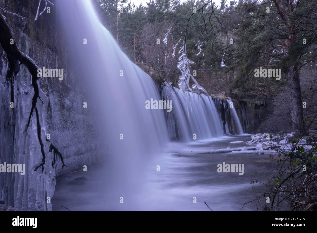 A half frozen waterfall hi-res stock photography and images - Alamy