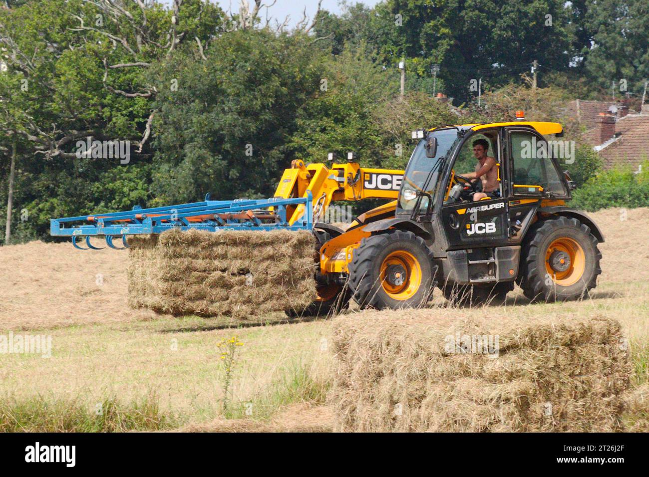 Hay bale grab hi-res stock photography and images - Alamy