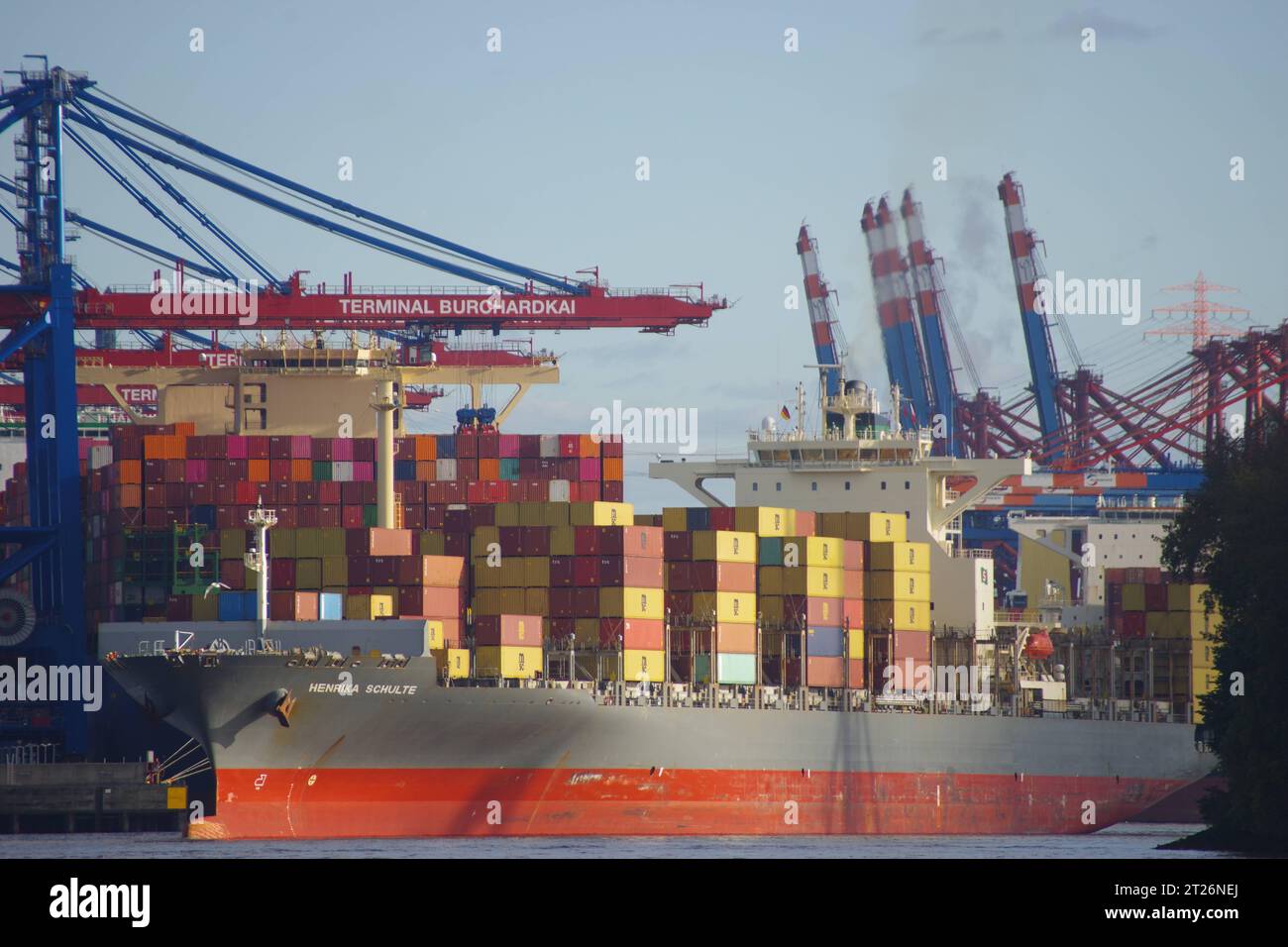 Containerfrachter im Hamburger Hafen. *** Container freighter in ...