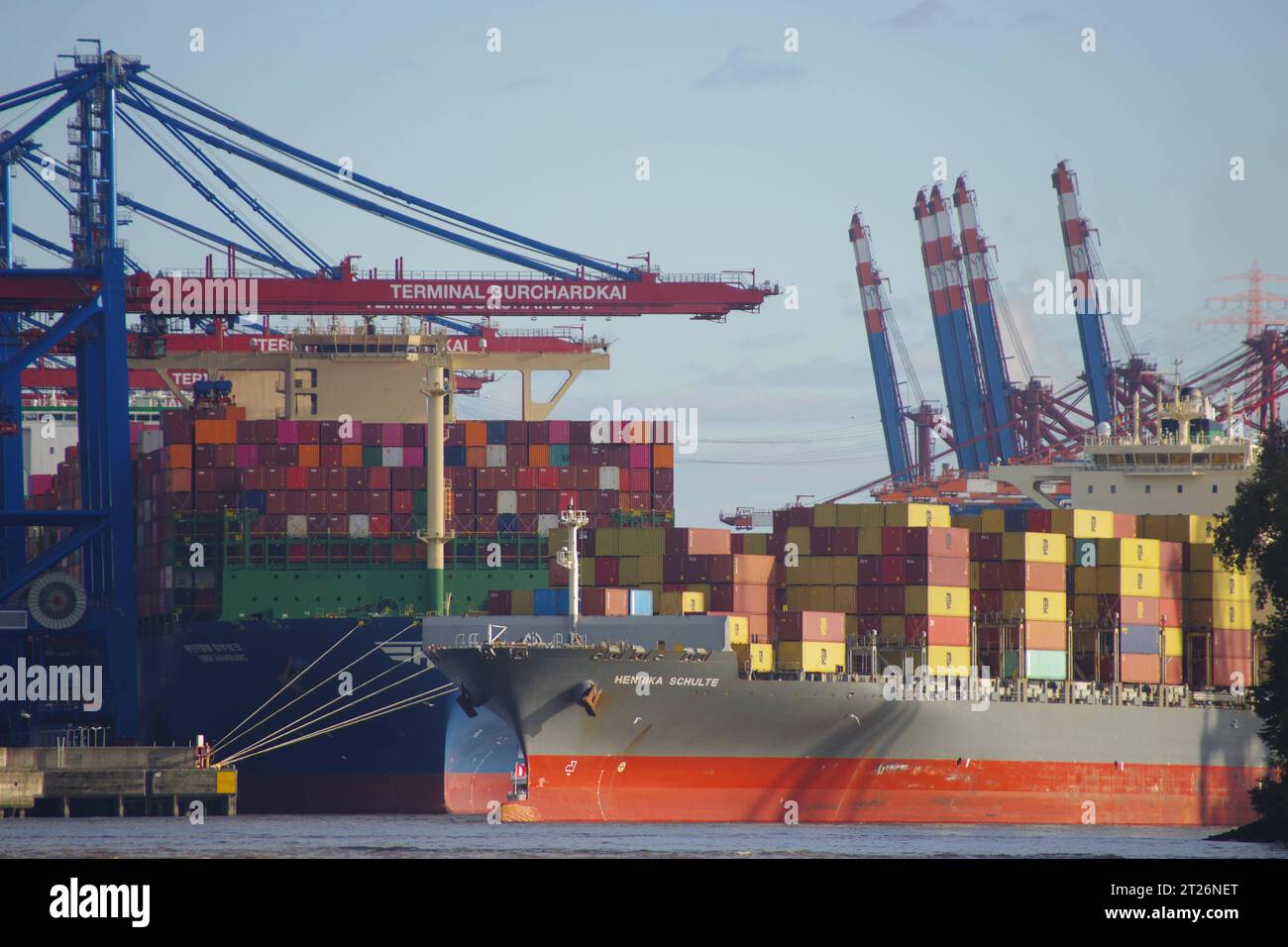Containerfrachter im Hamburger Hafen. *** Container freighter in ...