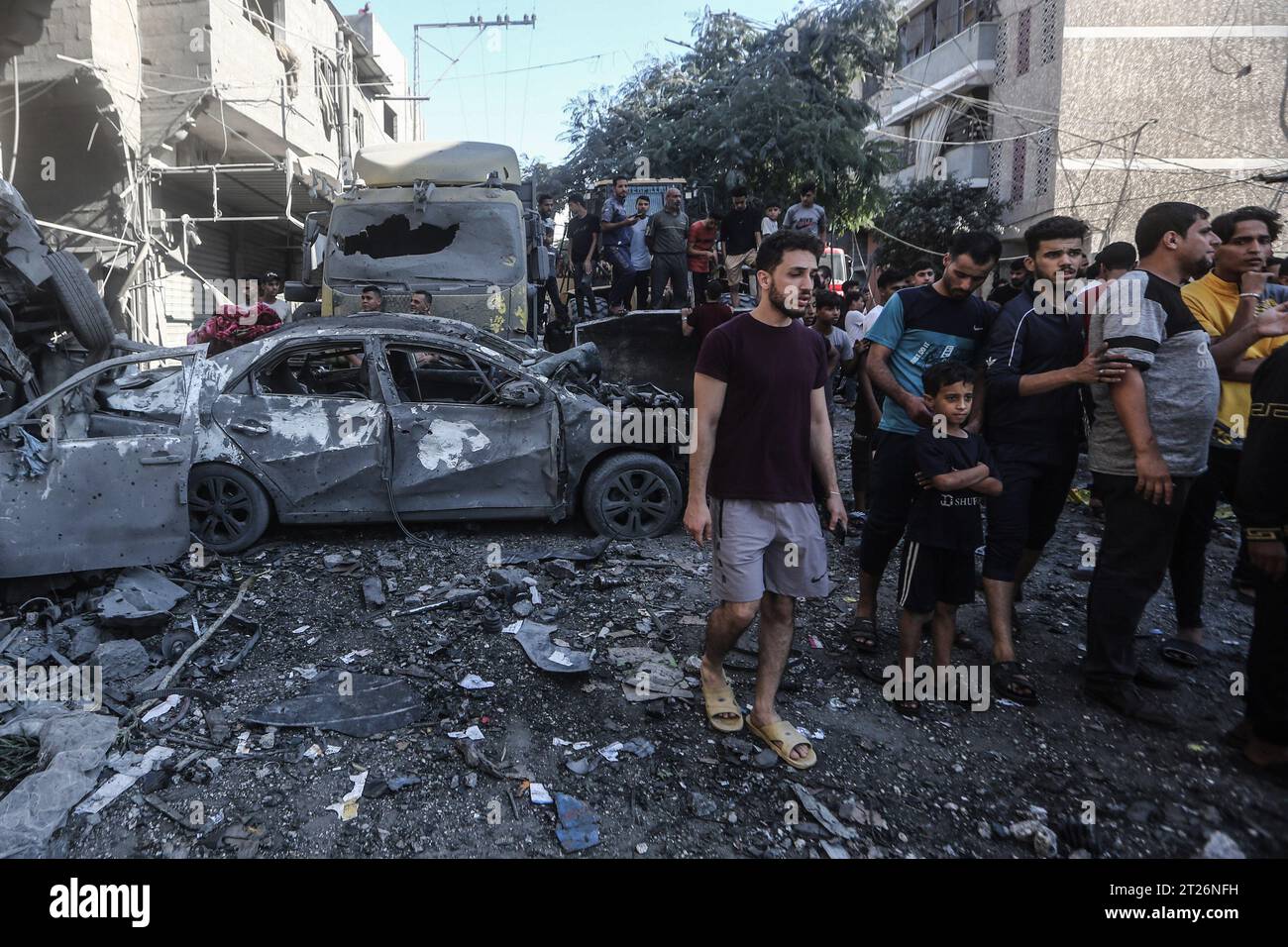 Khan Yunis, Palestinian Territories. 17th Oct, 2023. Palestinians ...