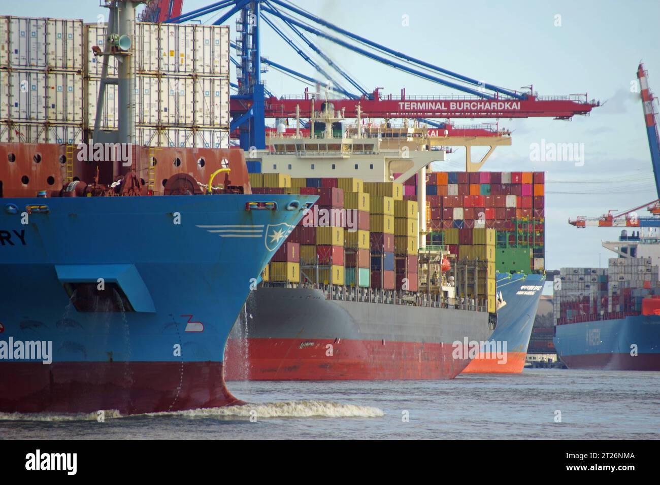 Containerfrachter im Hamburger Hafen. *** Container freighter in ...