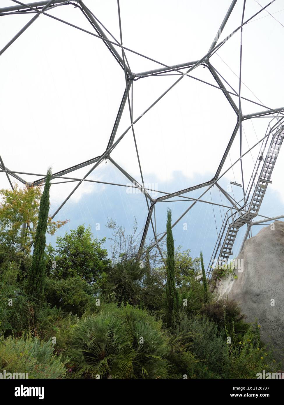 The construction of the greenhouse domes in the Eden Project, Bodelva ...