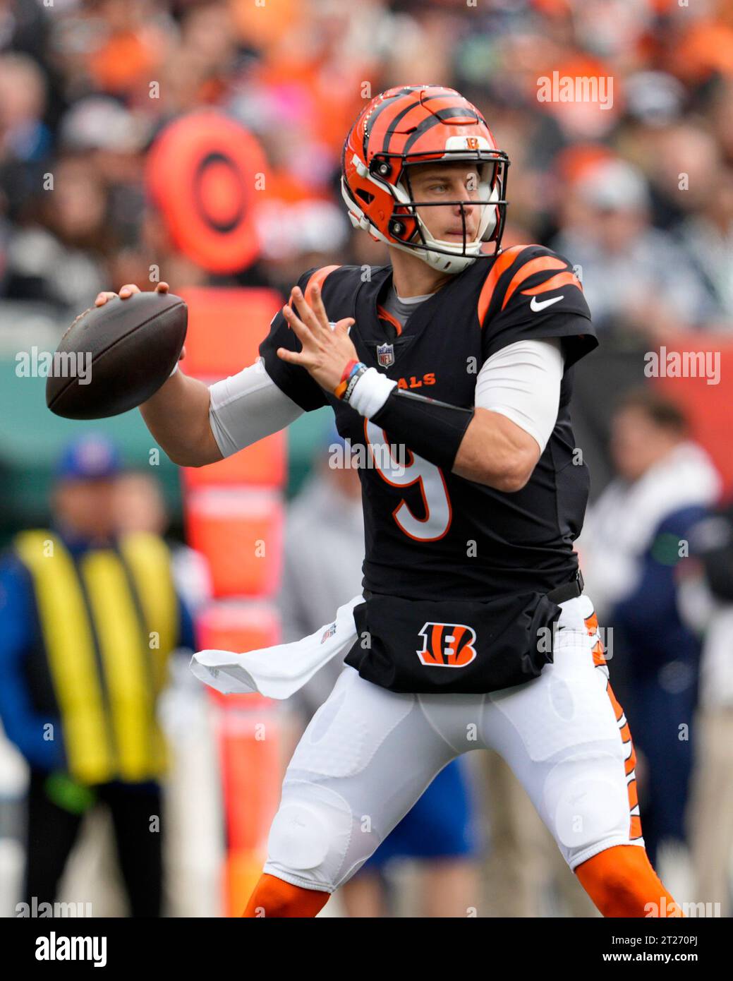 Cincinnati Bengals quarterback Joe Burrow (9) looks to throw during an ...