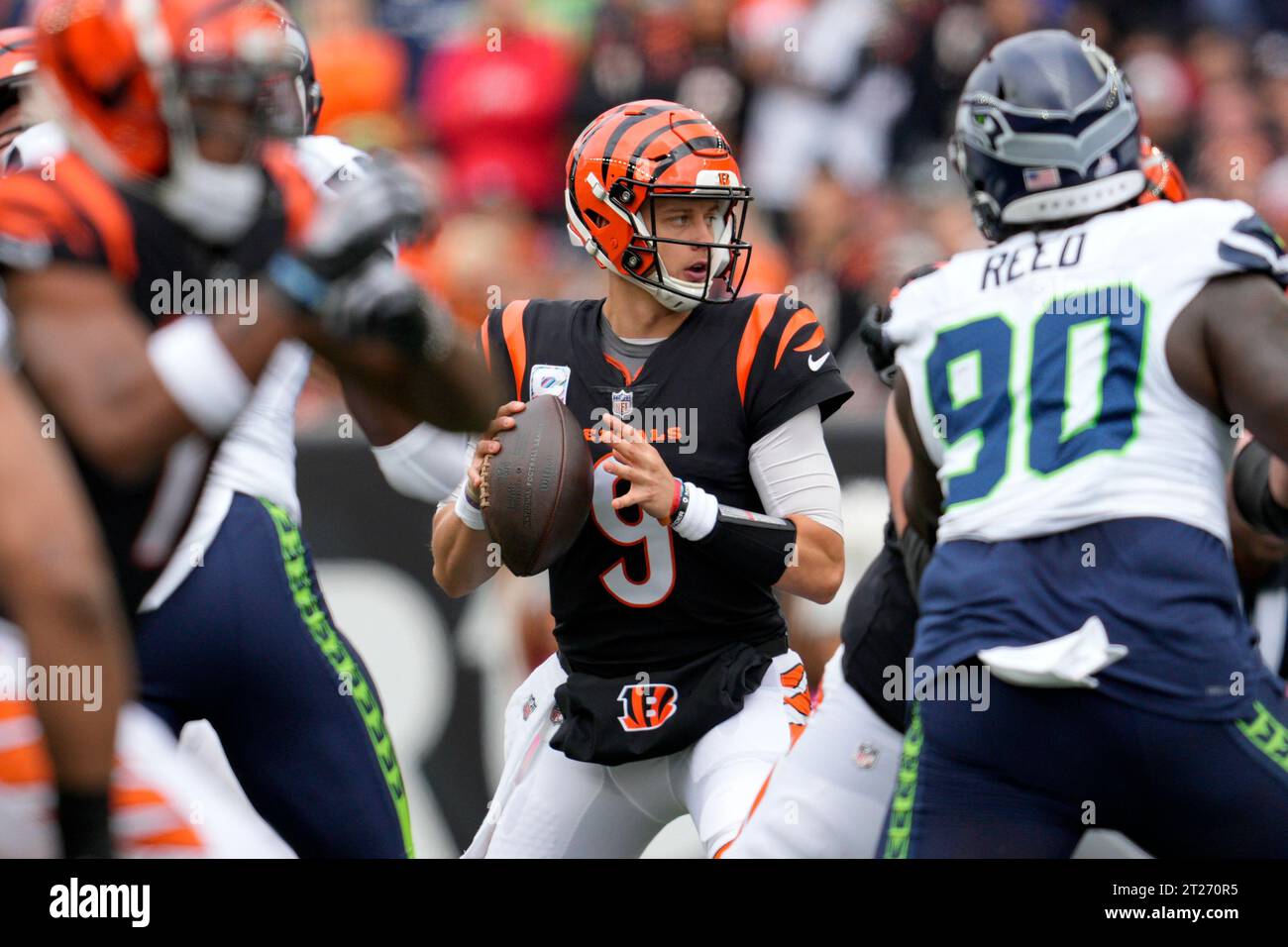 Cincinnati Bengals quarterback Joe Burrow (9) looks to throw during an ...