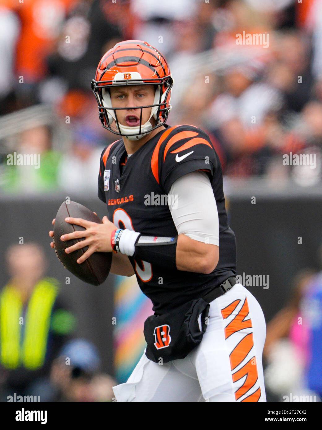 Cincinnati Bengals quarterback Joe Burrow (9) looks to throw during an ...