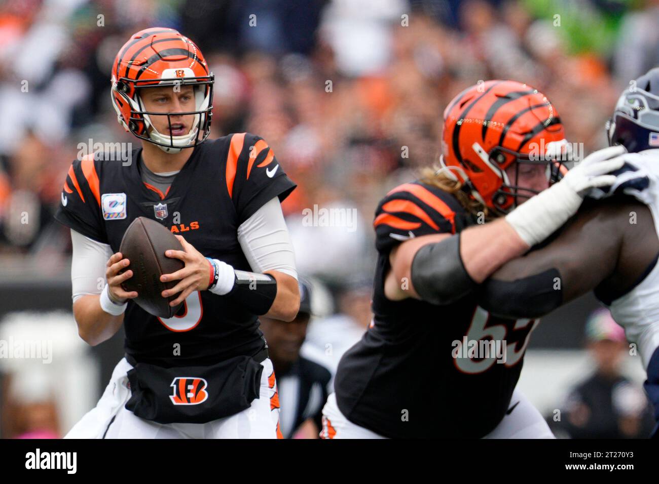 Cincinnati Bengals quarterback Joe Burrow (9) looks to throw during an ...