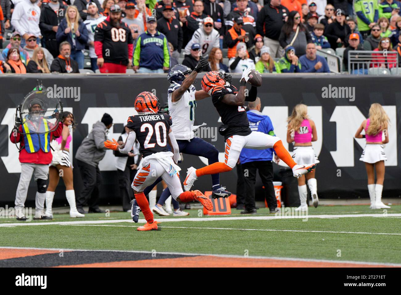 Cincinnati Bengals cornerback Mike Hilton (21) makes an interception ...