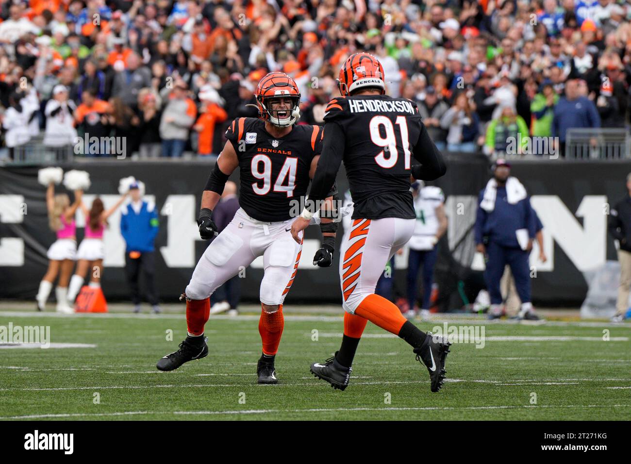 Cincinnati Bengals' Sam Hubbard (94) and Trey Hendrickson (91 ...