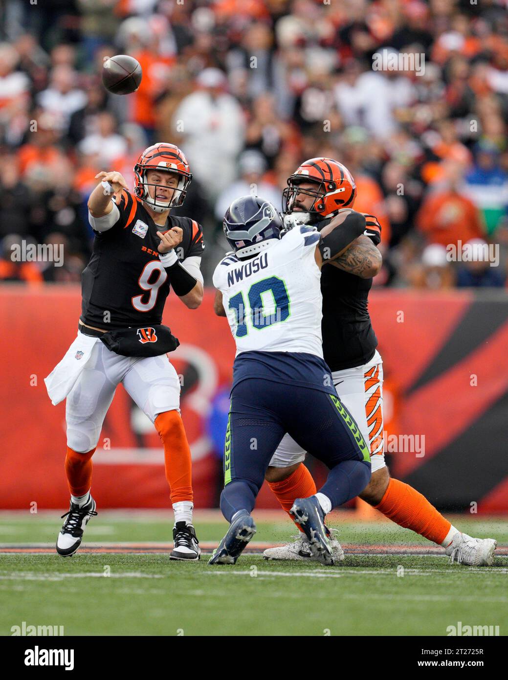 Cincinnati Bengals quarterback Joe Burrow (9) throws during an NFL ...