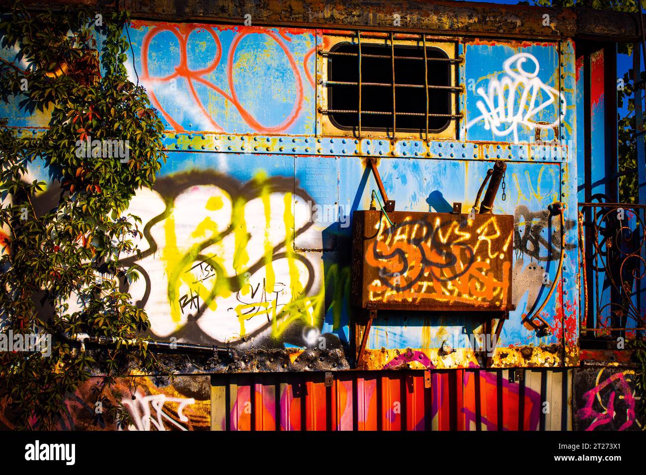 Graffiti shipping container hi-res stock photography and images - Alamy