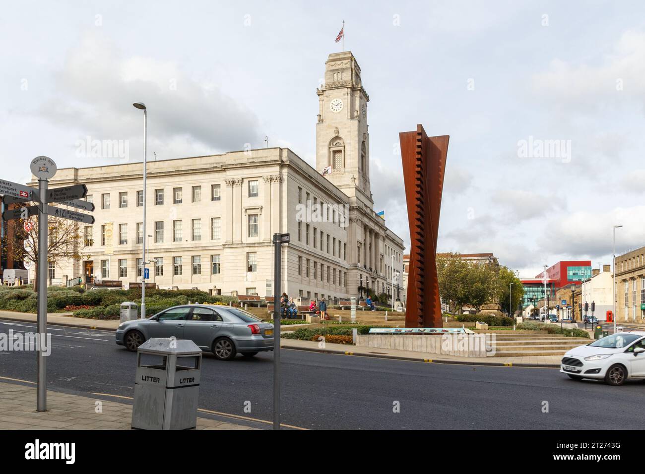 Crossing Vertical sculpture and the town in Barnsley Stock Photo - Alamy