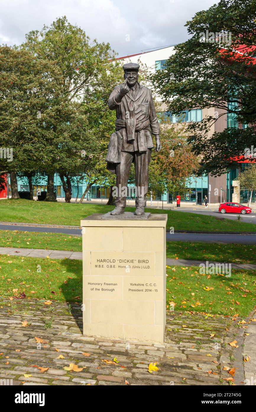 The Graham Ibbeson statue of Dickie Bird in Barnsley Stock Photo - Alamy