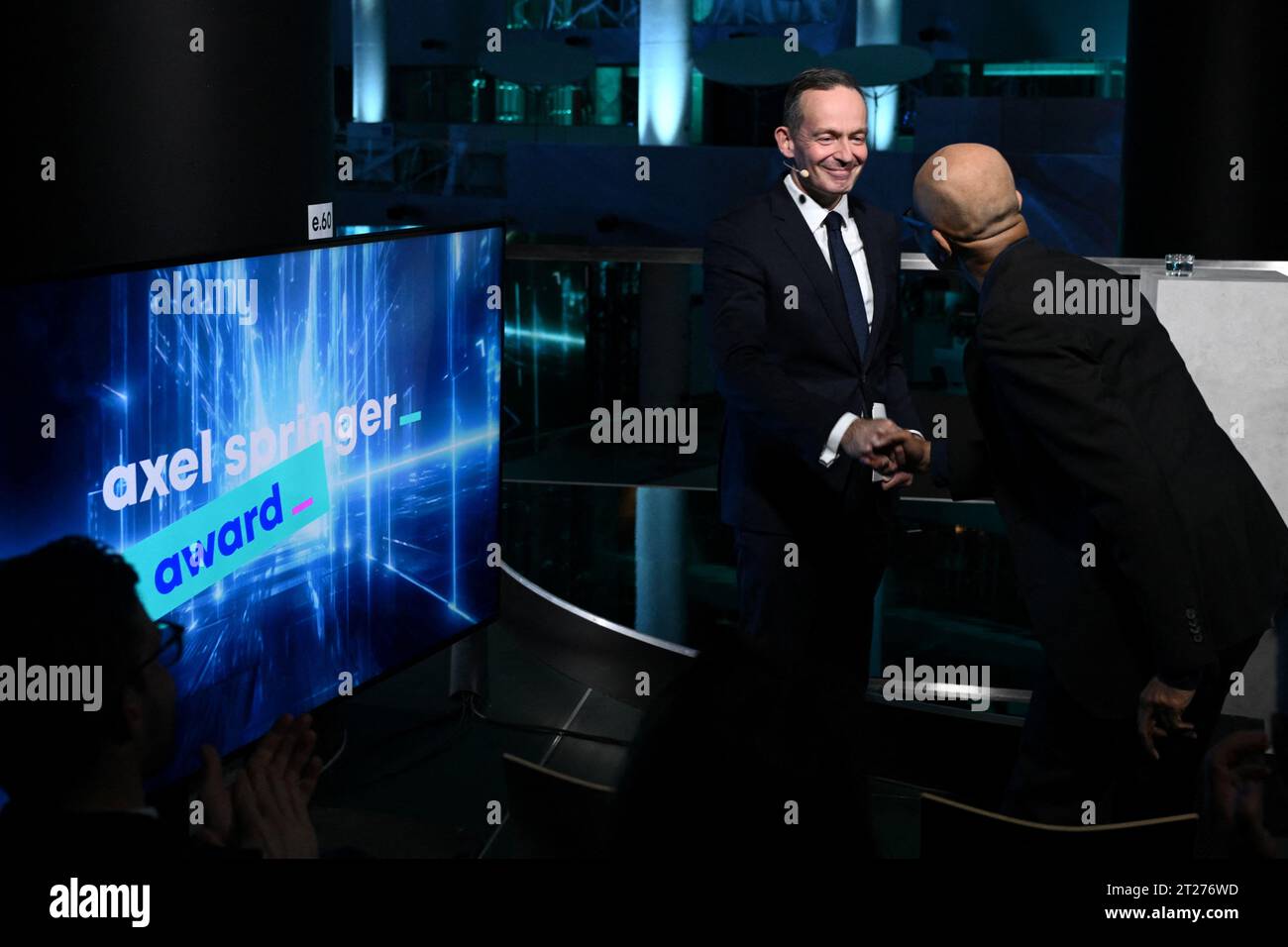 Berlin, Germany. 17th Oct, 2023. Laudator Volker Wissing (l, FDP ...