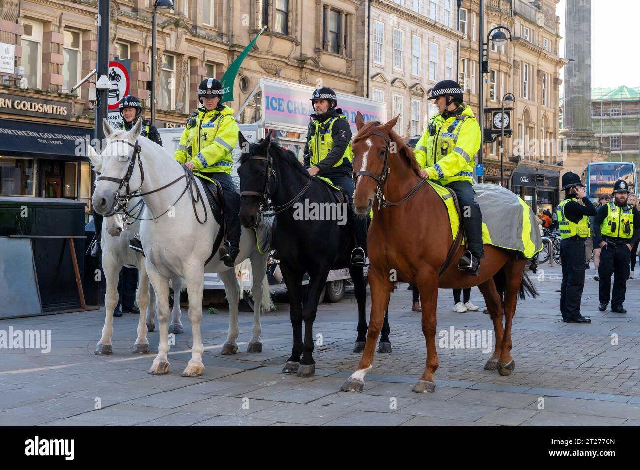 Mounted police in the city centre of Newcastle upon Tyne, UK Stock ...