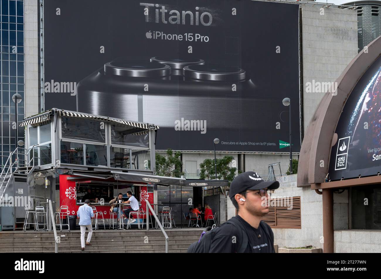 Iphone 15 pro hi-res stock photography and images - Alamy