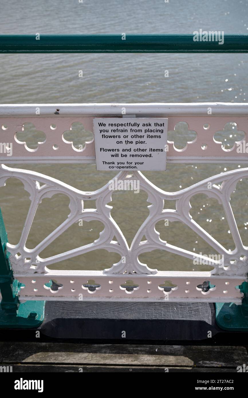 Dont leave your trash hi-res stock photography and images - Alamy