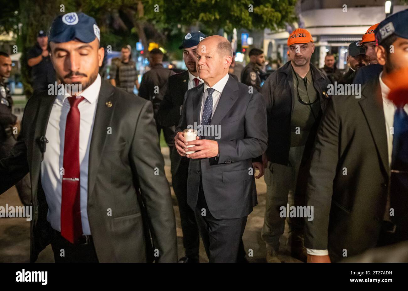 Surrounded bodyguards hi-res stock photography and images - Alamy