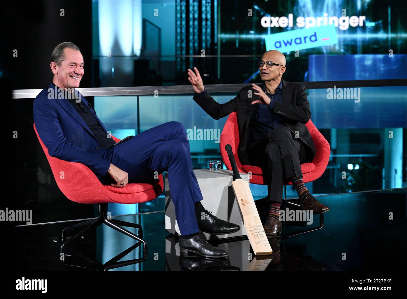 Berlin, Germany. 17th Oct, 2023. Mathias Döpfner (l), CEO of Axel ...
