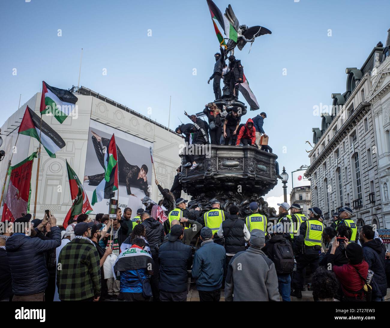 Protesters climb monument hi-res stock photography and images - Alamy
