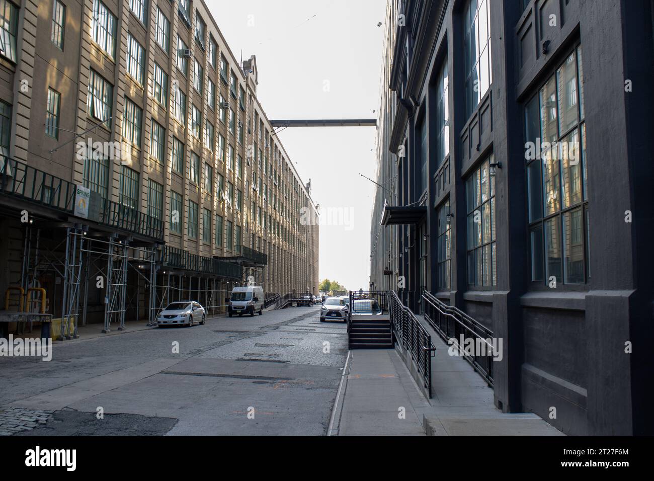 New york alley way fence hi-res stock photography and images - Alamy