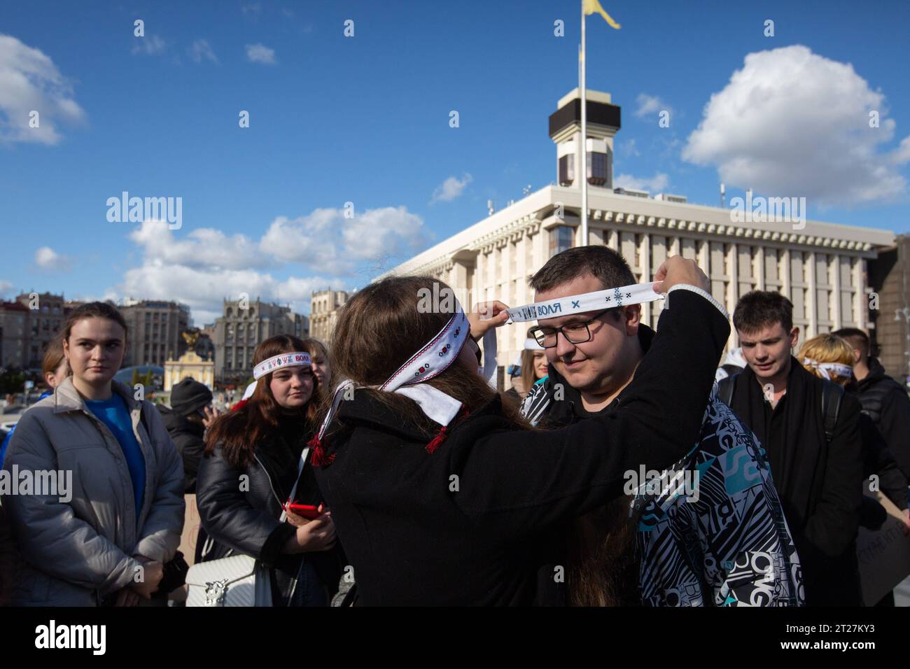 Kyiv, Ukraine. 17th Oct, 2023. Activists tie headbands during a ...