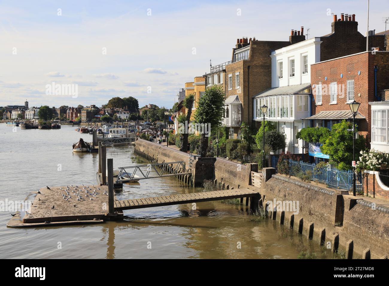 The Lower Mall towpath by the River Thames in Hammersmith's artsy ...