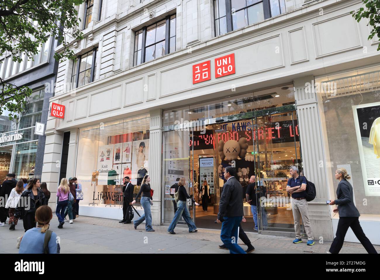 Flagship stores on oxford street hi-res stock photography and images ...