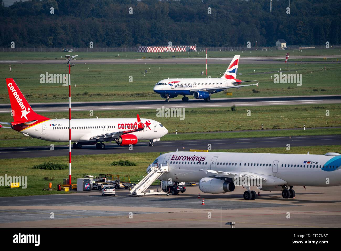 Flughafen Düsseldorf, British Airways Flieger, Boeing 737, beim Start ...