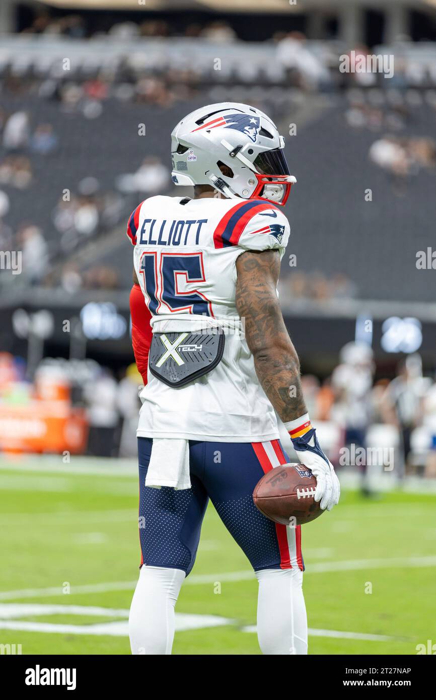 New England Patriots running back Ezekiel Elliott (15) warms up before ...