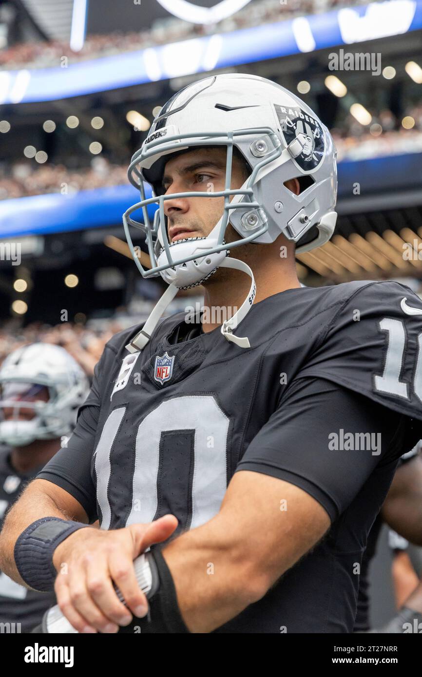 Las Vegas Raiders quarterback Jimmy Garoppolo (10) stands on the ...