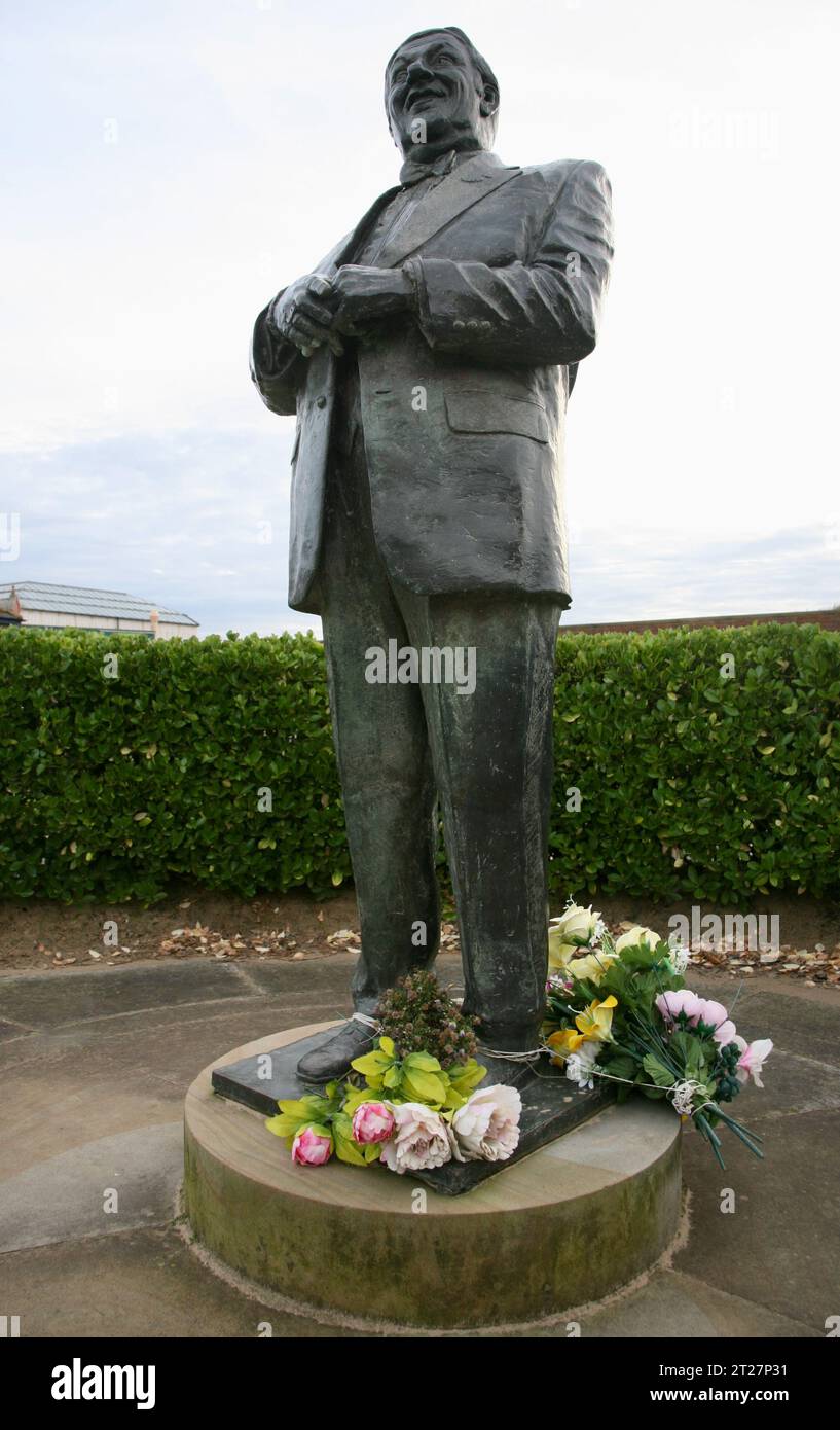 A view of the Les Dawson Statue at Lytham St Annes, Lancashire, United ...