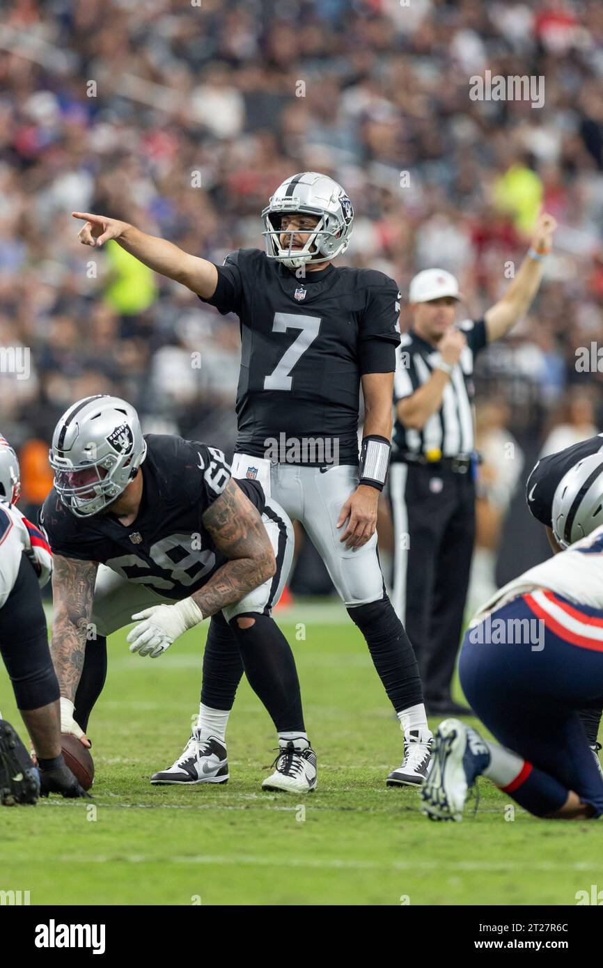 Las Vegas Raiders quarterback Brian Hoyer (7) audibles against the New ...