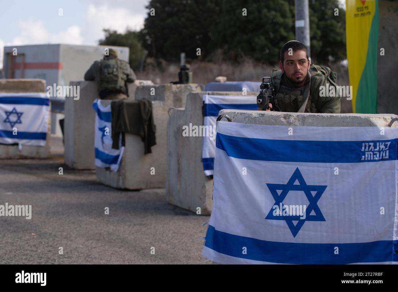 (231017) -- KIBBUTZ SASA, Oct. 17, 2023 (Xinhua) -- Israeli soldiers ...