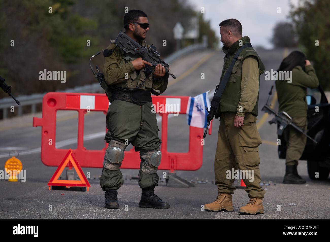 (231017) -- KIBBUTZ SASA, Oct. 17, 2023 (Xinhua) -- Israeli soldiers ...