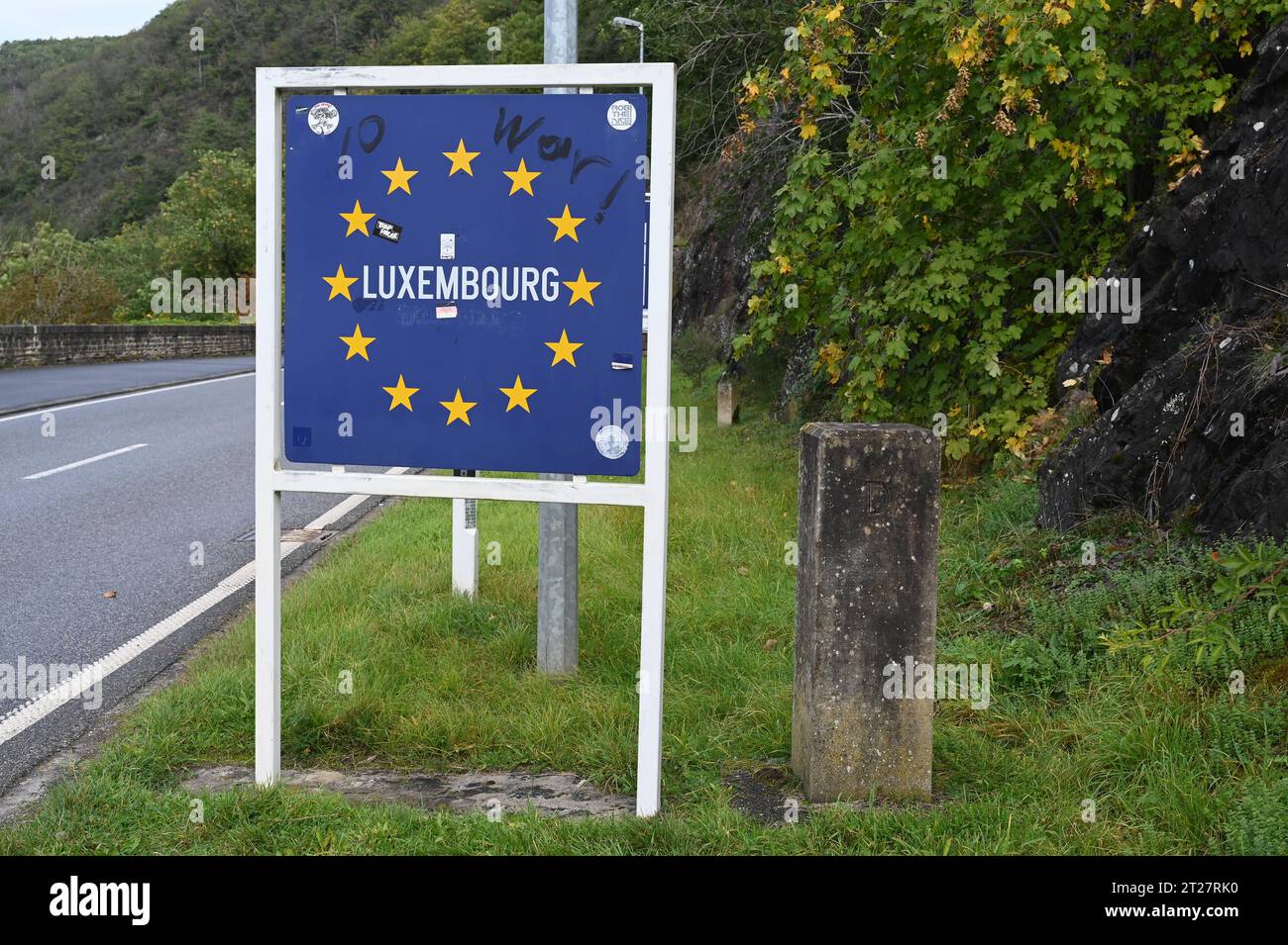 Ein Schild mit der Aufschrift Luxemburg steht an der Grenze. Europa ...