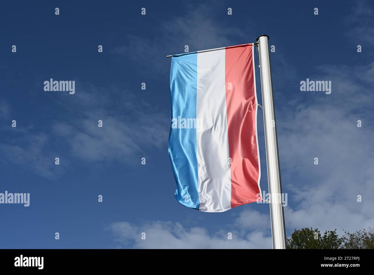 Die Nationalflagge des Grossherzogtum Luxemburg weht im Wind vor blauem ...