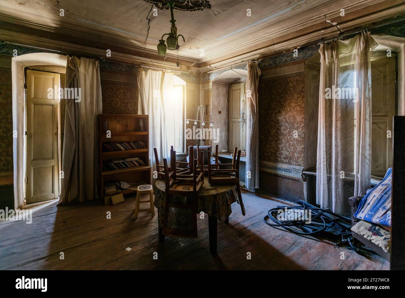 Old ruined creepy house hi-res stock photography and images - Alamy