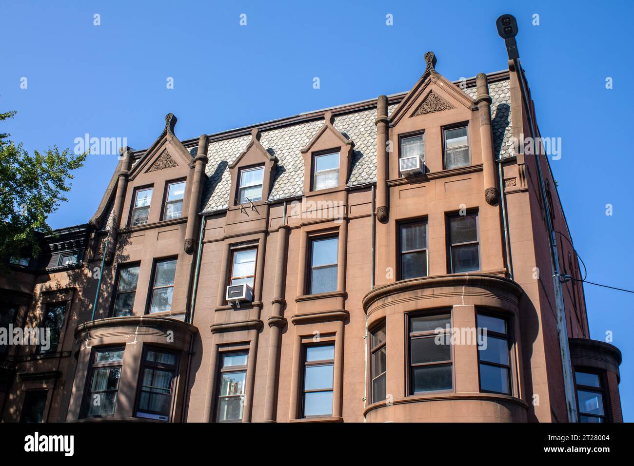 park slope brown apartment building Stock Photo - Alamy