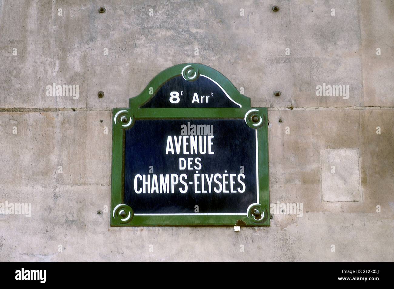Classic street scene for the Avenue des Champs-Elysees in Paris, France ...