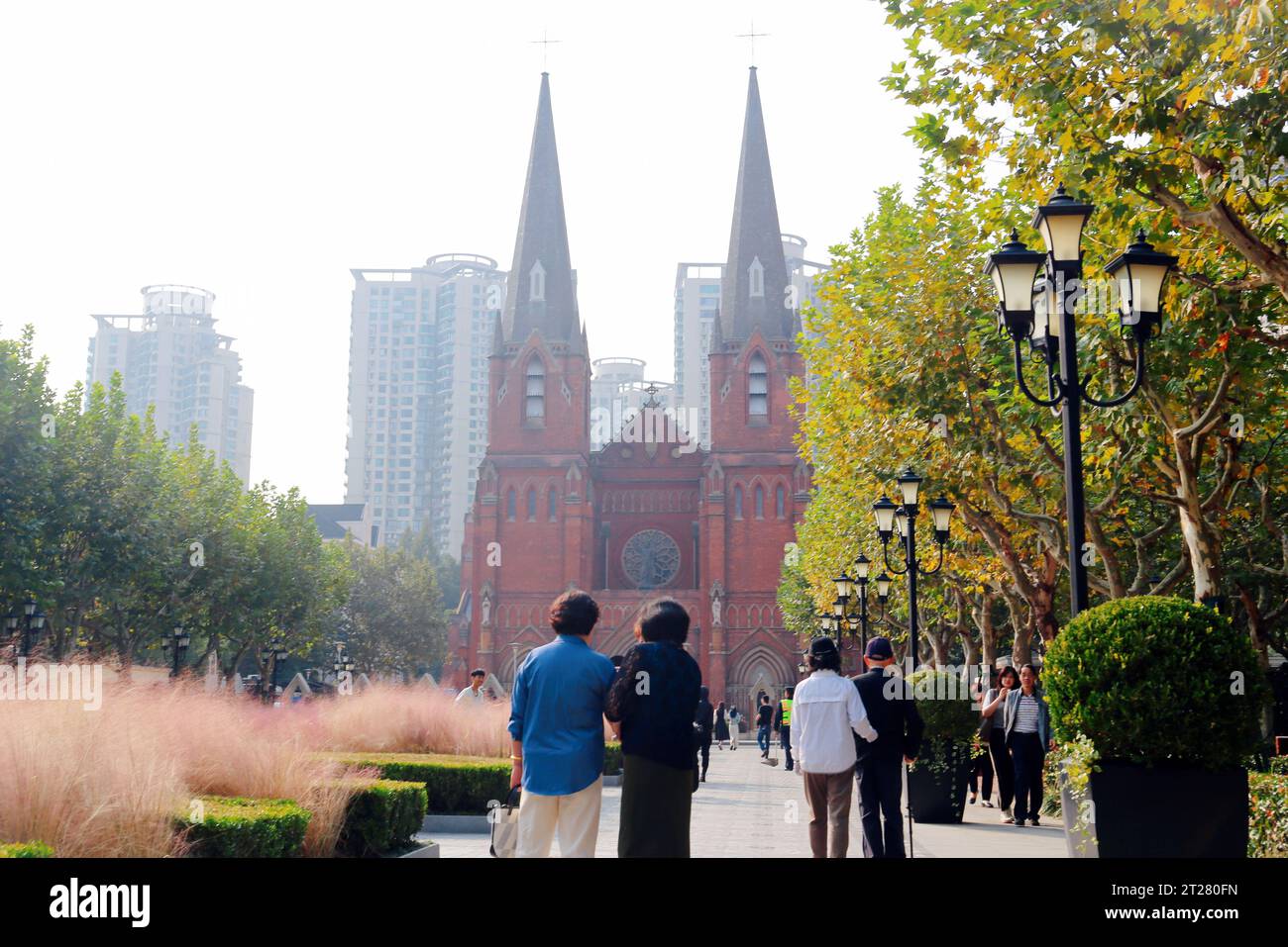 SHANGHAI, CHINA - OCTOBER 17, 2023 - Tourists play among the pink grass ...