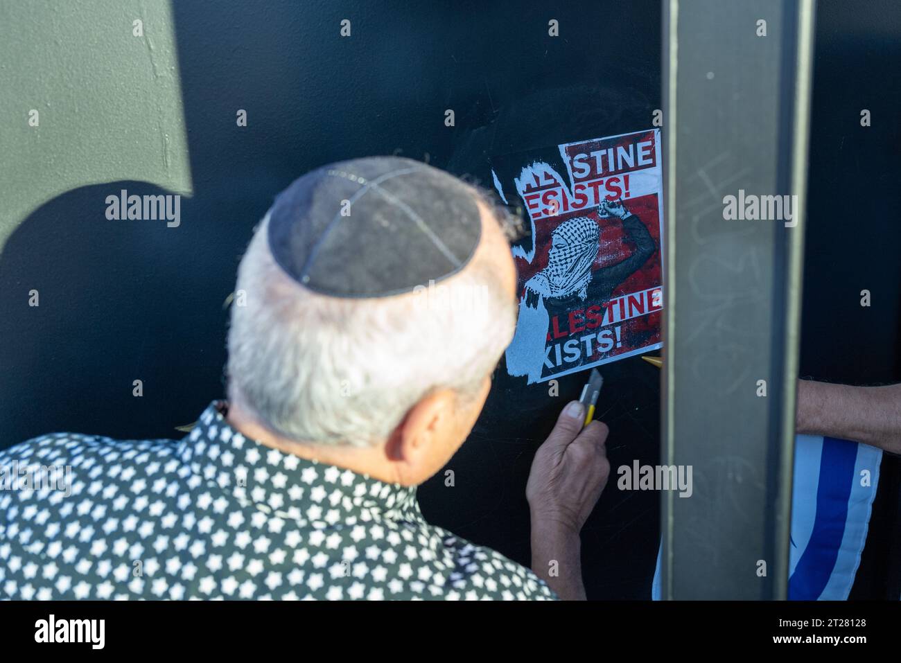 Supporters of Israel demonstrate in front of the Wilshire Federal ...