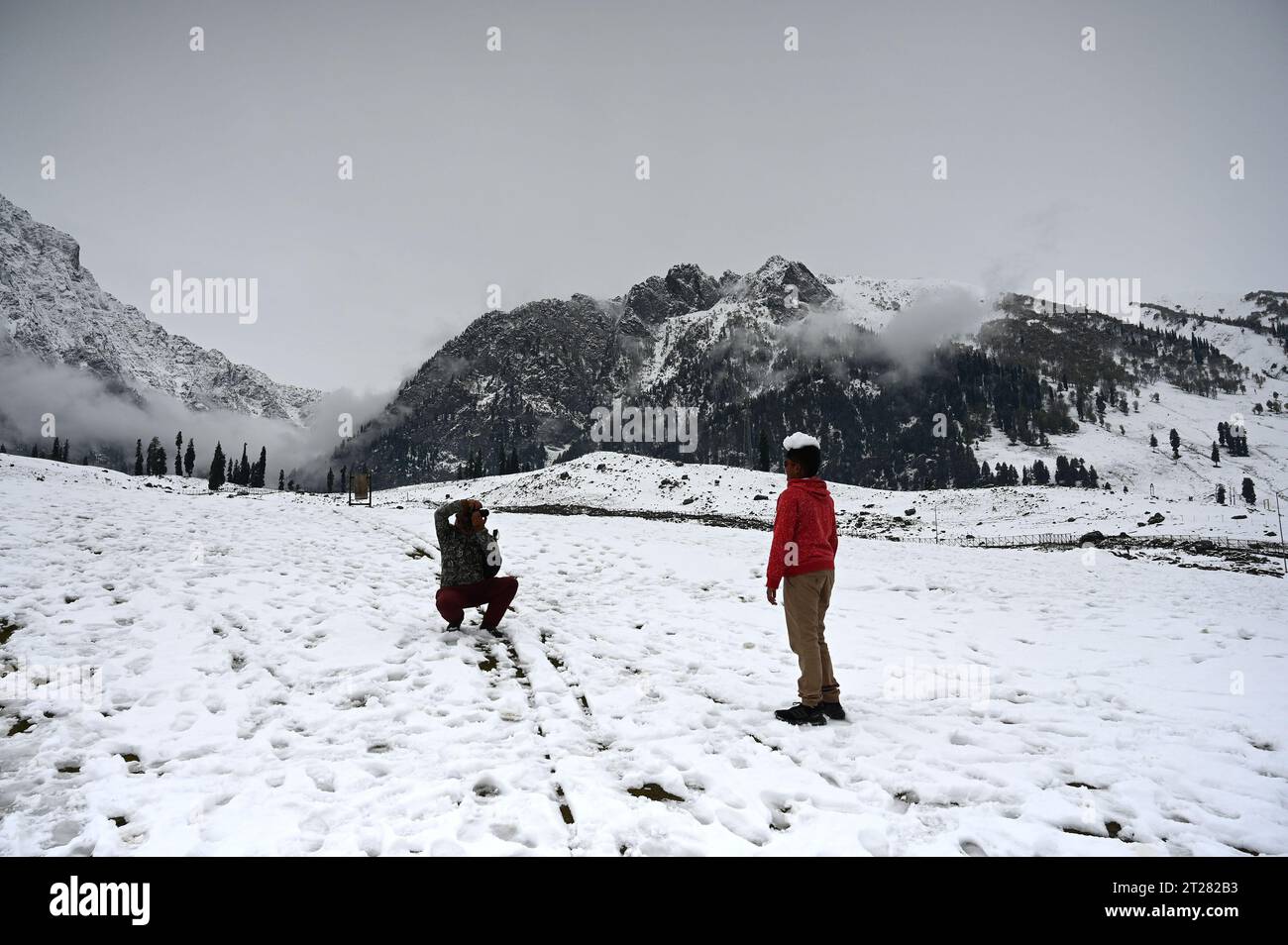 Srinagar, India. 17th Oct, 2023. SONMARG, INDIA - OCTOBER 17: Tourists ...