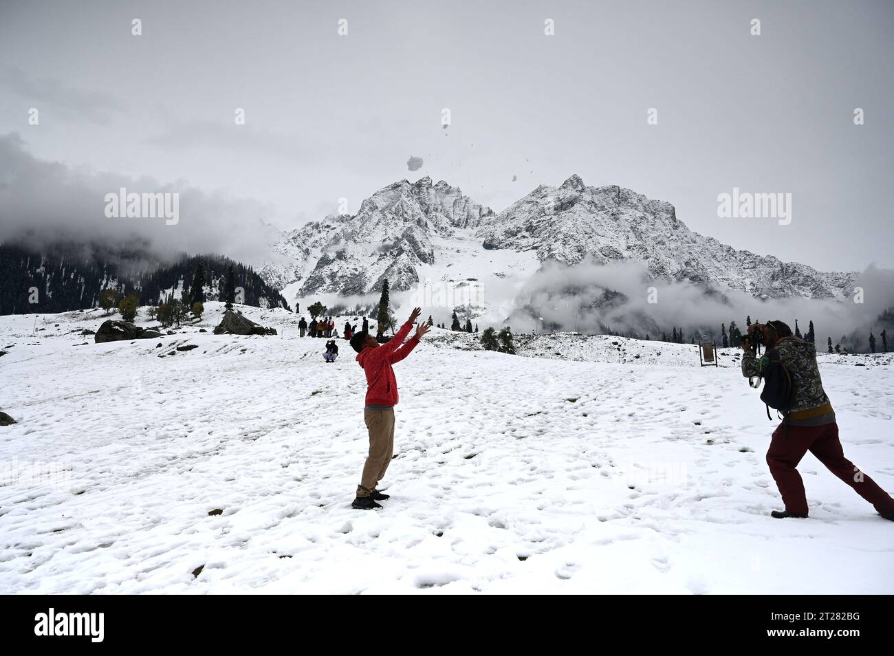 Srinagar, India. 17th Oct, 2023. SONMARG, INDIA - OCTOBER 17: Tourists ...