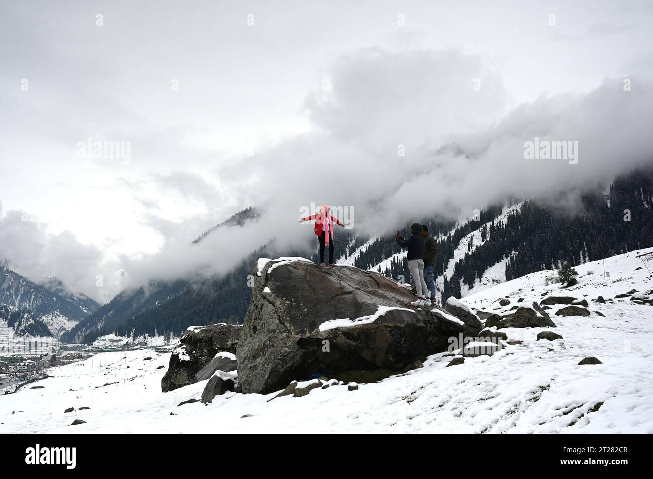 Srinagar, India. 17th Oct, 2023. SONMARG, INDIA - OCTOBER 17: Tourists ...