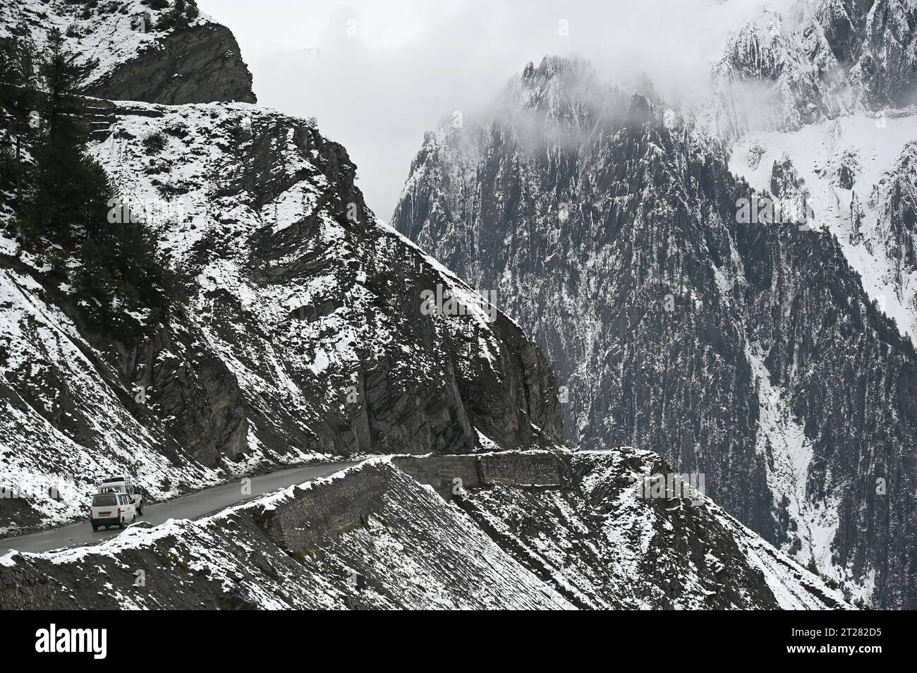 Srinagar, India. 17th Oct, 2023. SONMARG, INDIA - OCTOBER 17: Vehicles ...