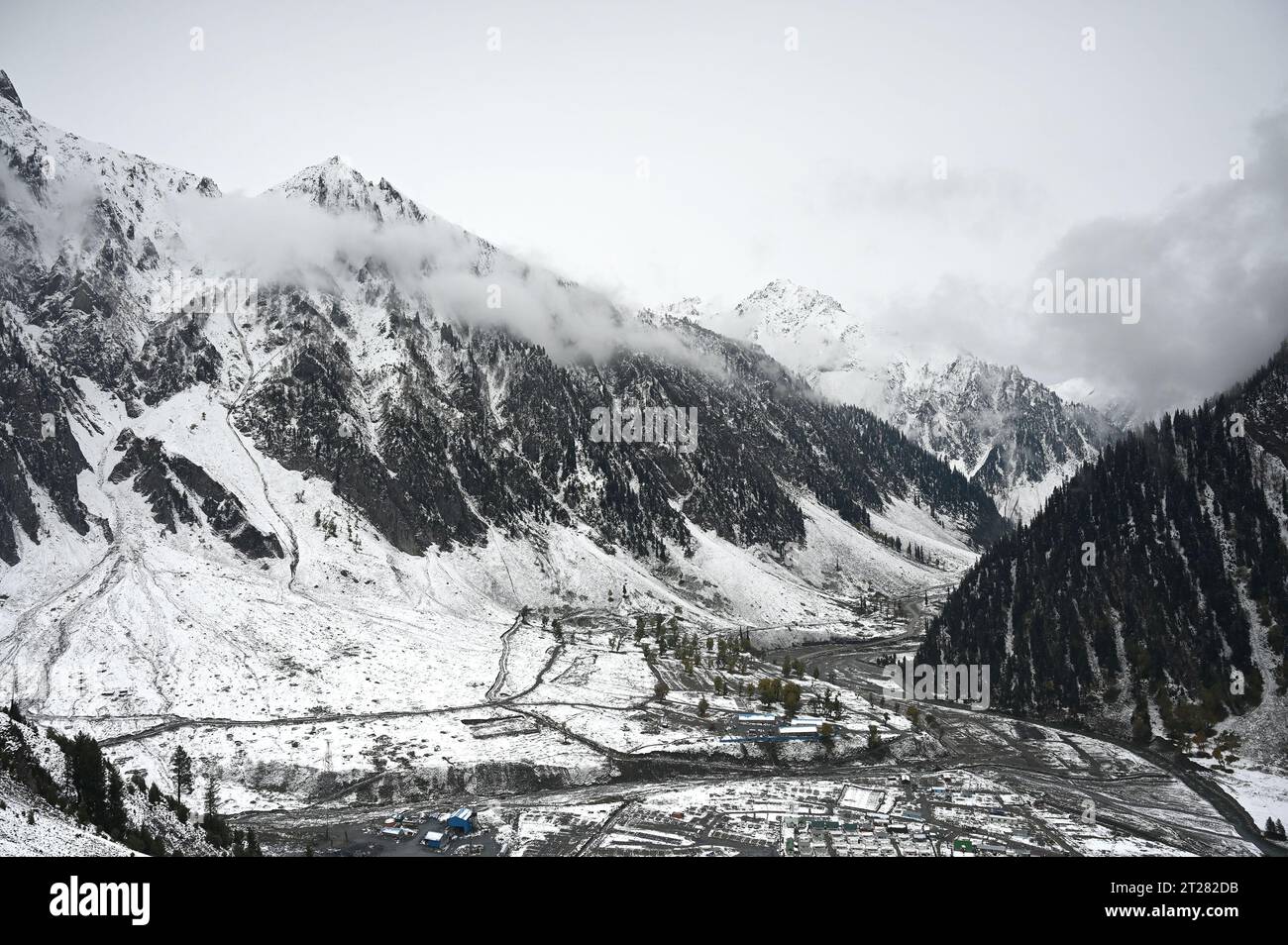 Srinagar, India. 17th Oct, 2023. SONMARG, INDIA - OCTOBER 17: A view of ...