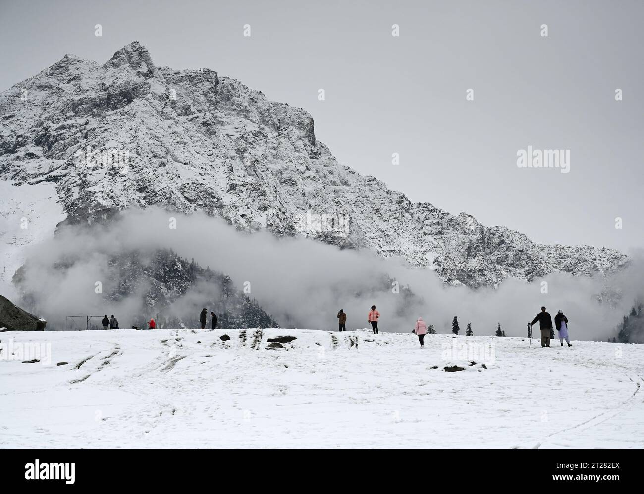 Srinagar, India. 17th Oct, 2023. SONMARG, INDIA - OCTOBER 17: Tourists ...