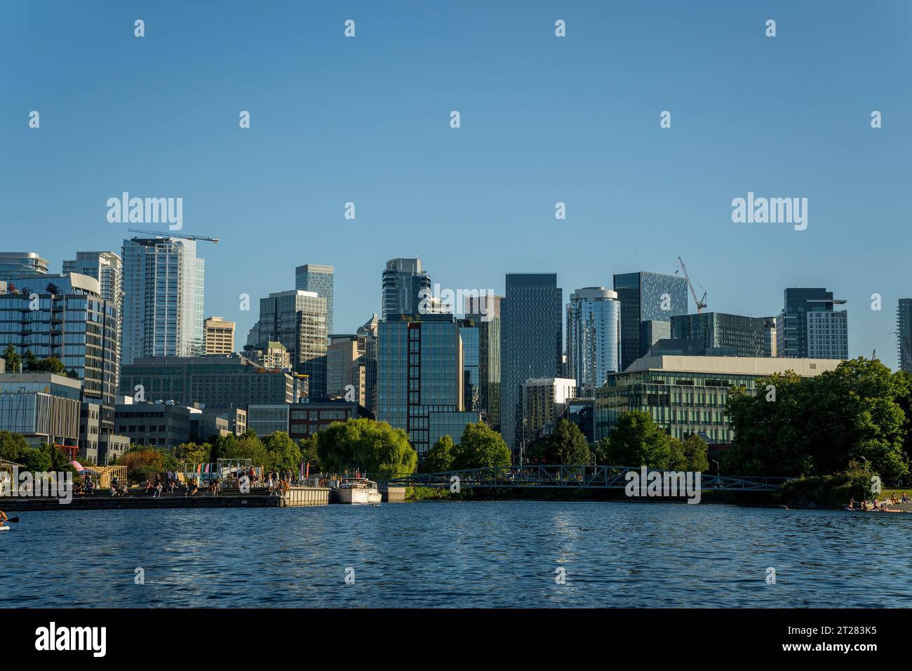 View from Lake Union of the Lake Union Park and the Seattle skyline in ...