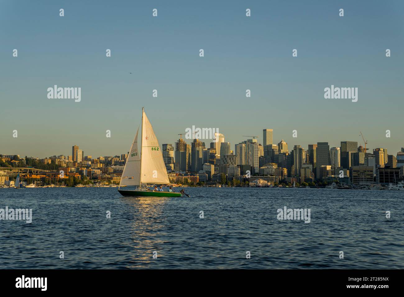 People sailing on Lake Union with the Seattle skyline in background ...